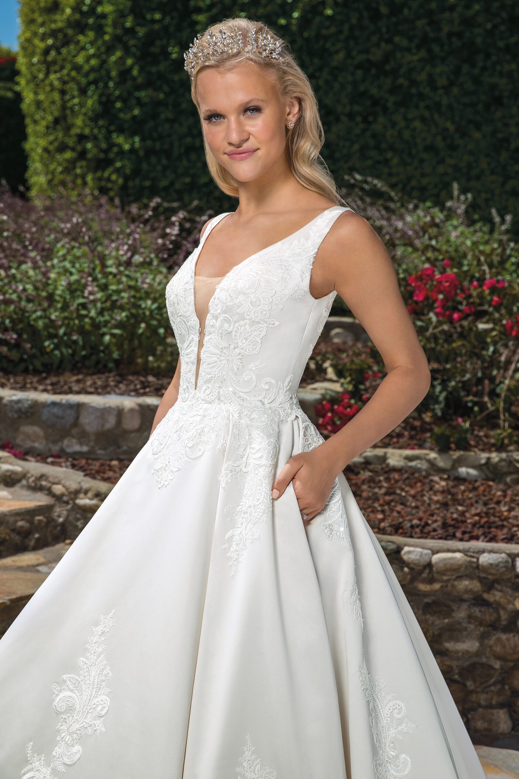 B19209 - Diva Bridal Boutique